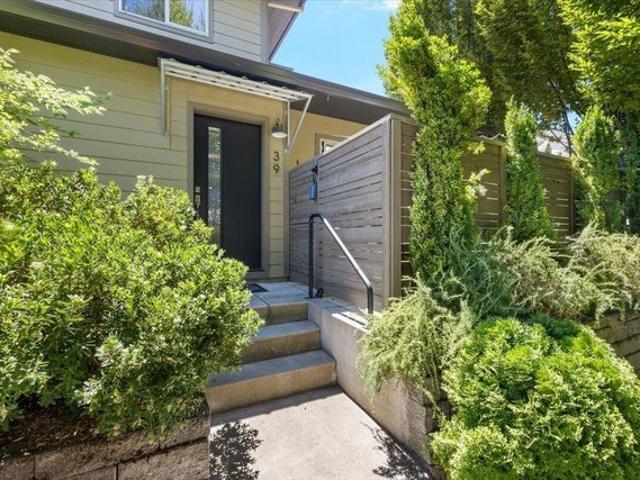 39 N Mountain Ave, Ashland, OR 97520