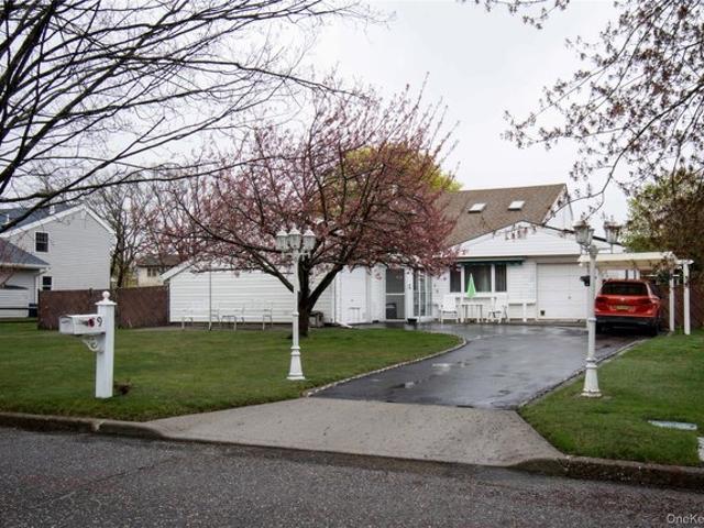 39 Narragansett Ave, Medford, NY 11763