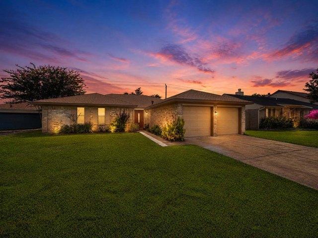 39 Oak Harbor Dr, Houston, TX 77062