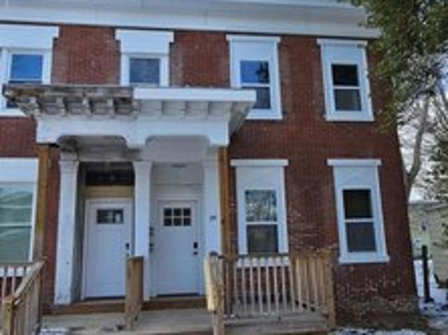 39 Oak St, Salem, NJ 08079