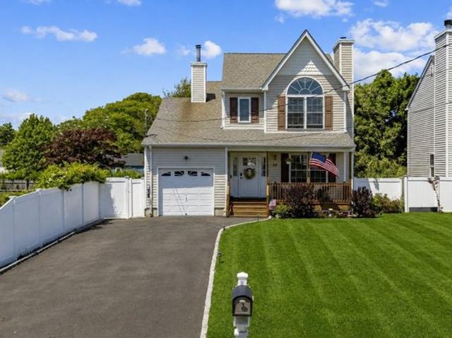 39 Seymour Dr, Shirley, NY 11967