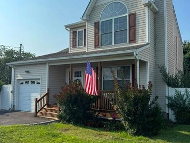 39 Seymour Dr, Shirley, NY 11967