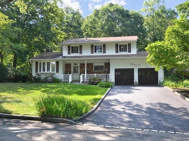 39 Sheryl Cres, Smithtown, NY 11787