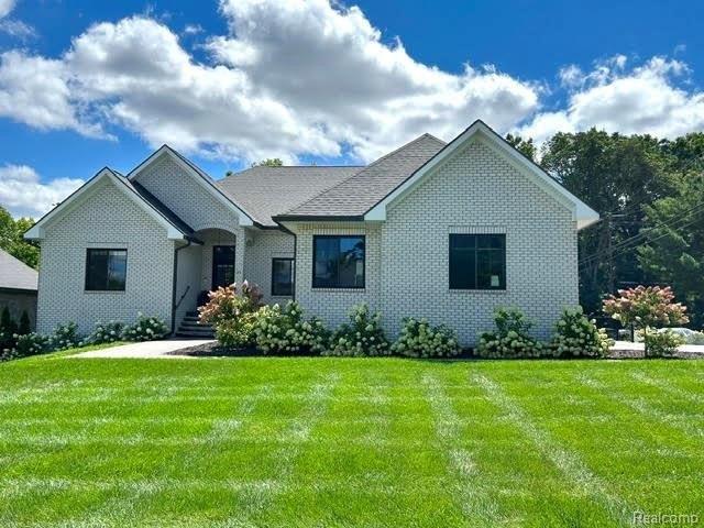 39 Stark Rd, Rochester Hills, MI 48307