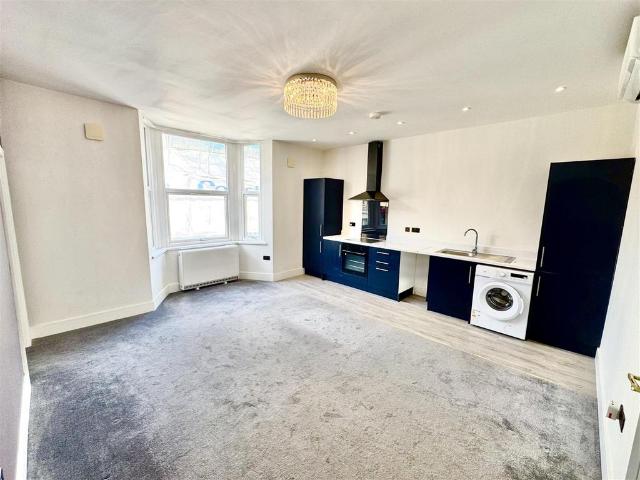 39A Railway Street, Chatham ME4 1 bed flat to rent £1,095 pcm £253 pw