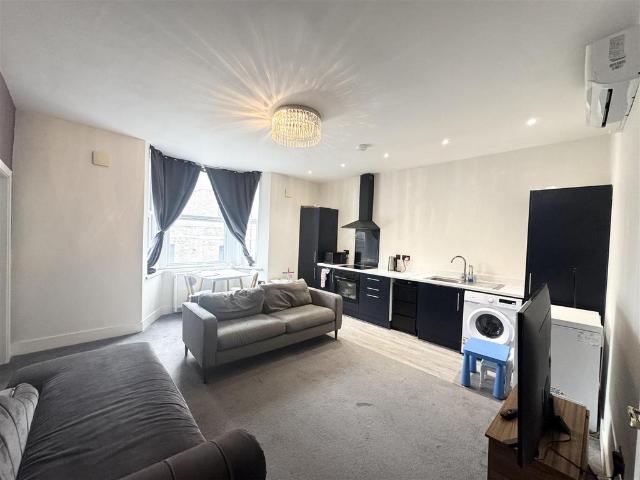 39A Railway Street, Chatham ME4 1 bed flat to rent £1,095 pcm £253 pw