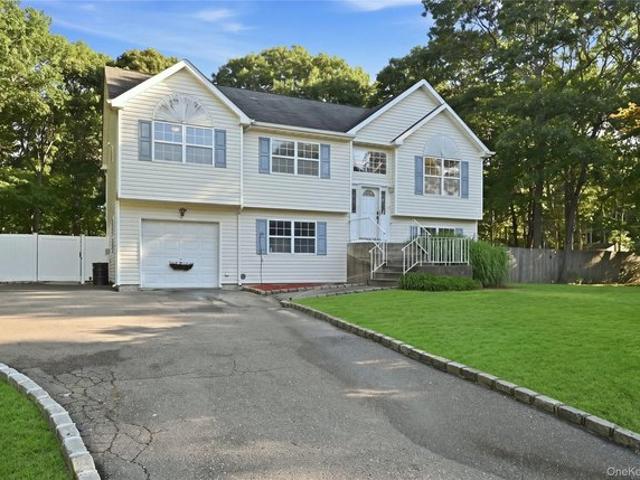 3 Mulligan Dr, Medford, NY 11763