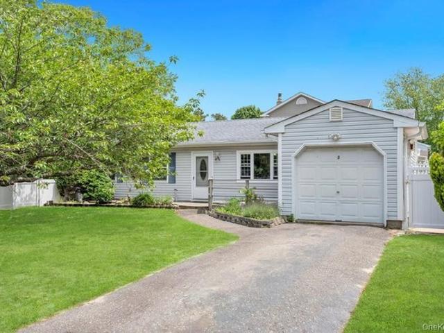 3 Megan Ct, Bellport, NY 11713