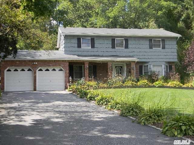 3 New Jersey Ct, Dix Hills, NY 11746