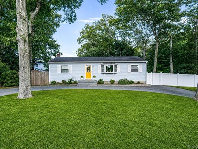 3 Newcomb Trl, Ridge, NY 11961