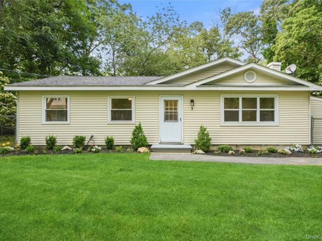 3 Aspen Rd, Mastic Beach, NY 11951