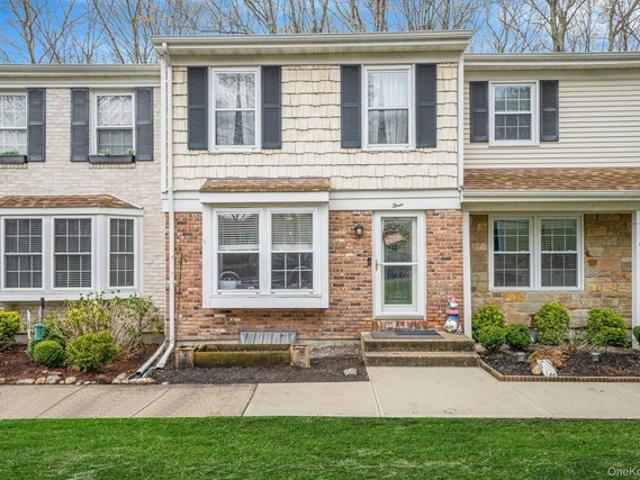 3 Bartlett Cmns, Yaphank, NY 11980
