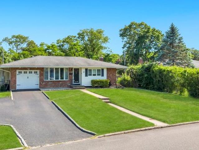 3 Bayberry Dr, Saint James, NY 11780