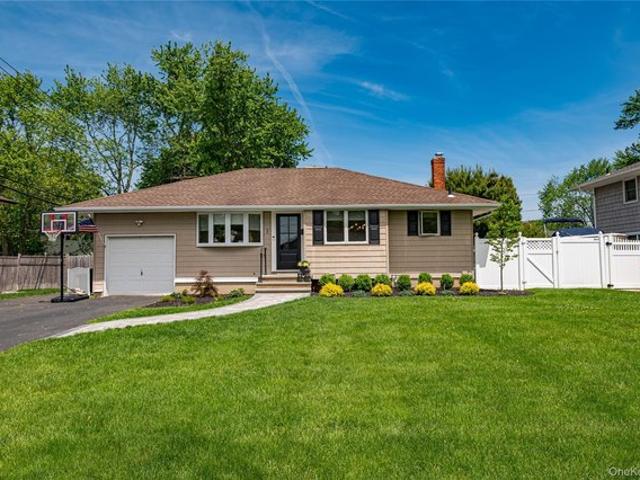 3 Baylor Dr, Smithtown, NY 11787