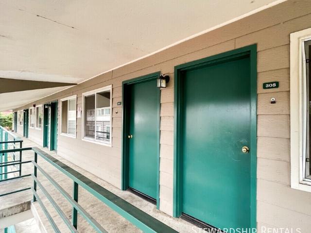 3 bd next to UO with FREE Wifi!