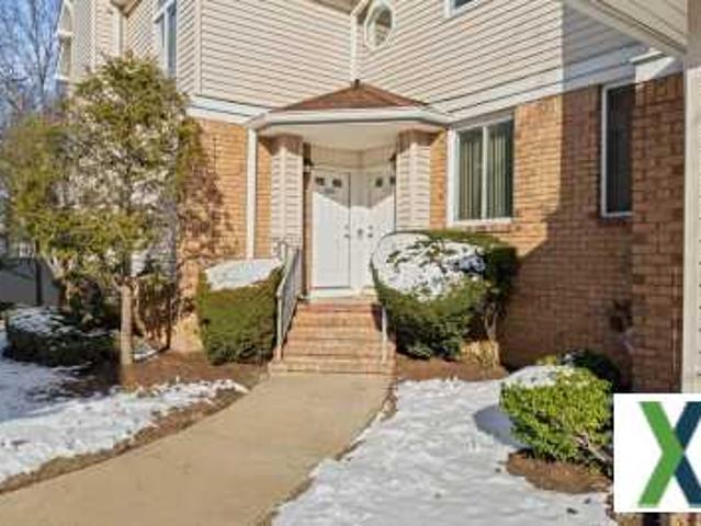 2 bd, 2 ba, 1649 sqft Condo for sale Munster, Indiana