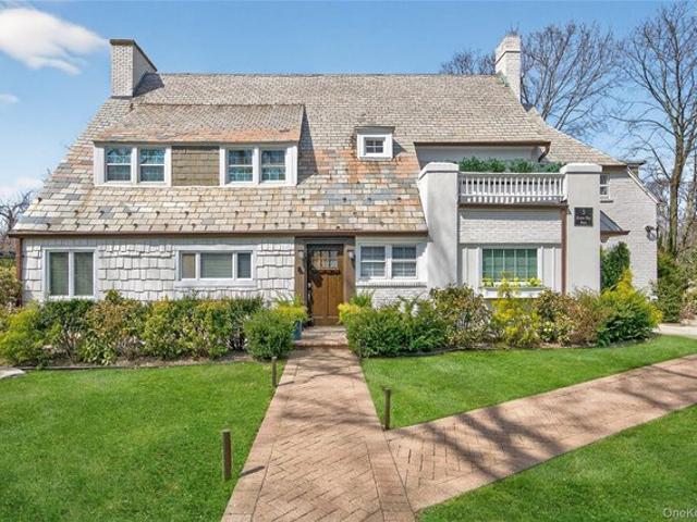 3 Beacon Hill Rd, Port Washington, NY 11050