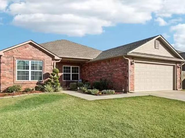 3 Bed/2 Bath Single Family Home in Yukon, OK Available now..