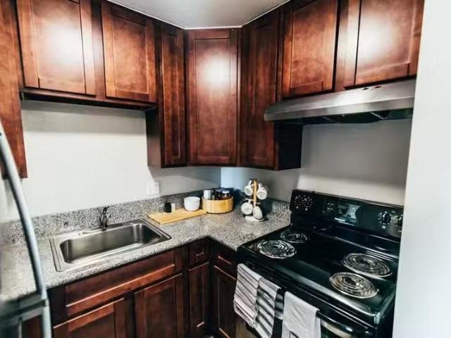 3 BED 1 BATH 1627 High Street