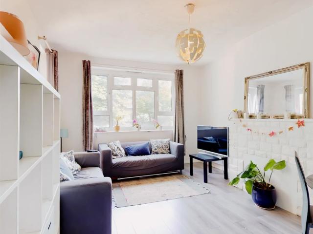 3 Bed 1 Bath, 5 Orpen House, 10 14