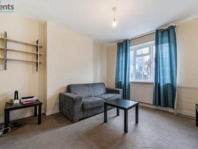 3 bed 1 bath student house needs tenants!