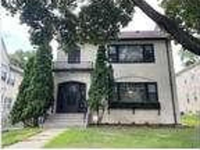 3 bed, 1 bath Upper Level Duplex unit available now in Mpls!