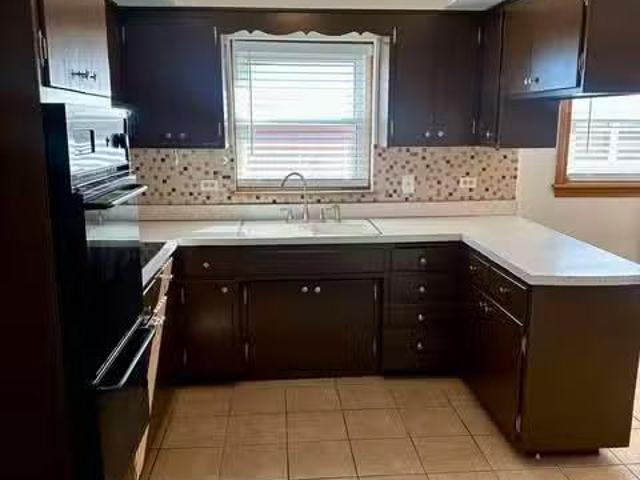 3 Bed 1.5 Bath Unit in Harwood Heights Available Now $1900.