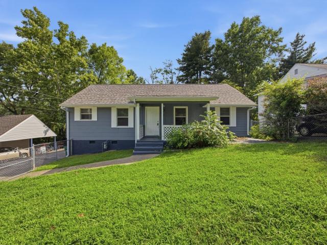 3 Bed 1.5 Bath in East Ridge Fenced Yard!