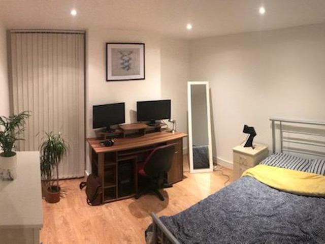 3 Bed + 2 Bath 1 Away Min Langdon Park DLR
