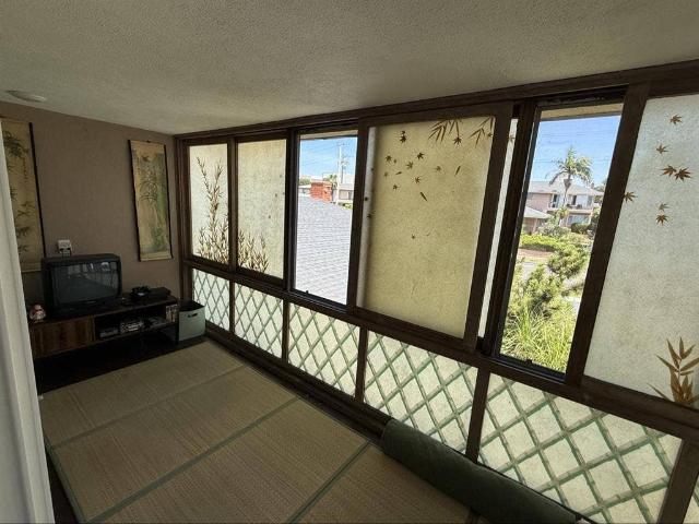 3 bed, 2 bath ~2100 sf top floor