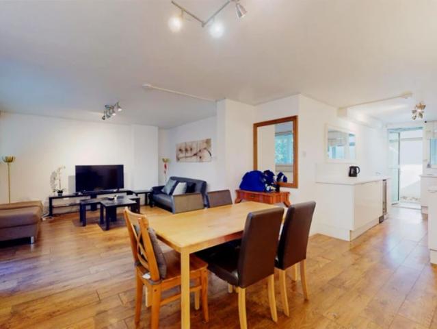 3 Bed 2 Bath, Flat 11, 62