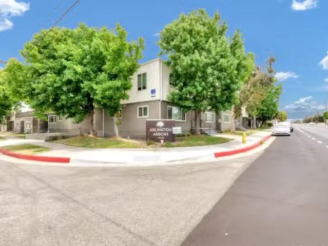 3 bed 2 Bath Townhouse 23330 Arlington Ave