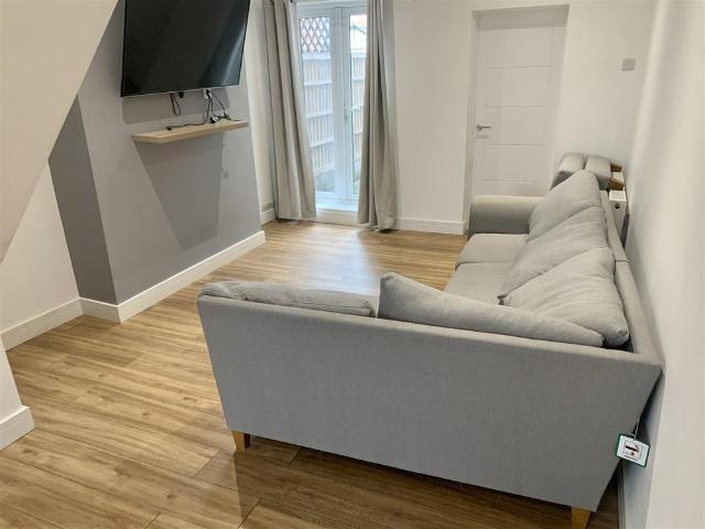 3 bed terraced to rent on Ilkeston, The Triangle, DE7