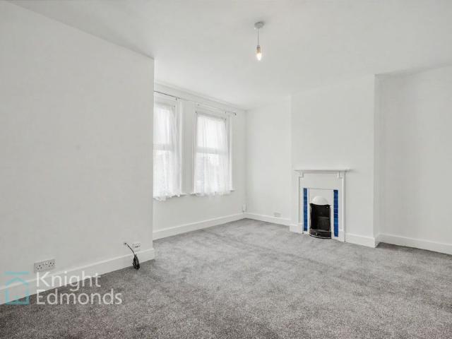 3 bed terraced house to rent in Magpie Hall Road, Chatham, ME4
