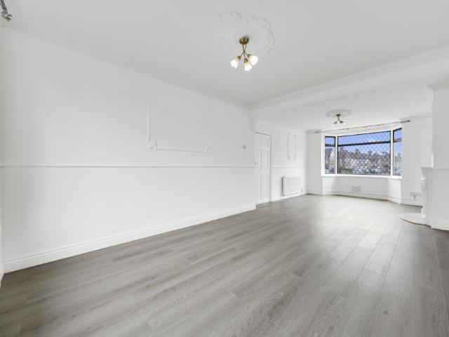 3 bed terraced house to rent in Crosby Road, Dagenham