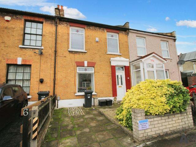 3 bed terraced house to rent in Guildford Road, Ilford, IG3