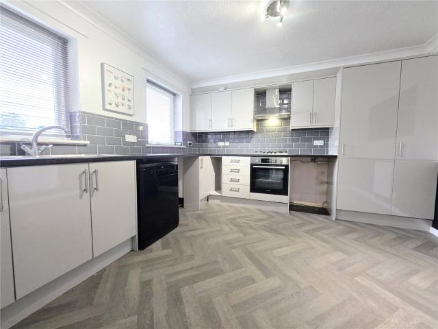 3 bed terraced house to rent in Hartford Close, Rayleigh, Essex, SS6
