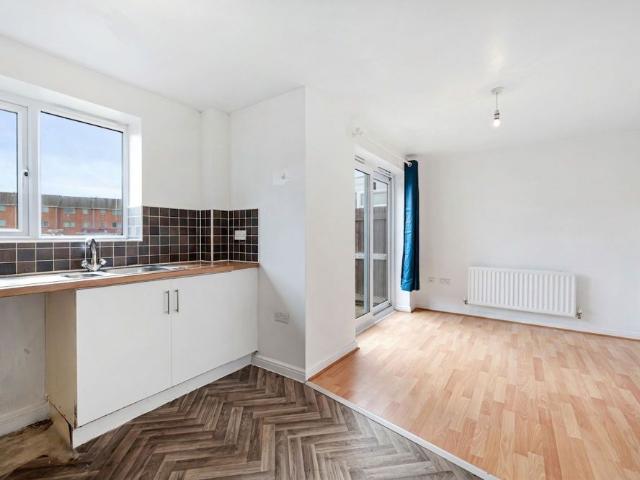 3 bed terraced house to rent in Kylemore Way, Manchester, M11