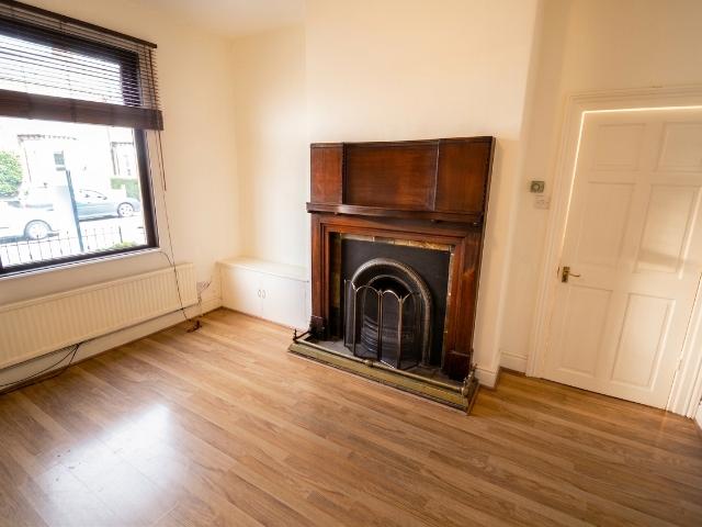 3 bed terraced house to rent in Stockport Road West, Bredbury, SK6