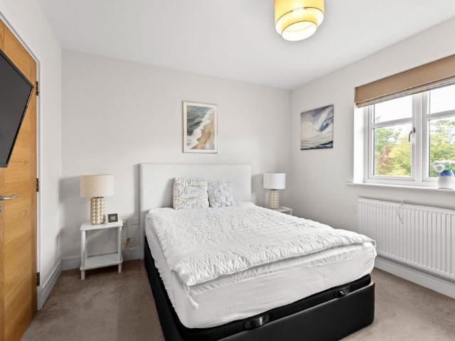 3 bed terraced house to rent, Leatherhead, KT22
