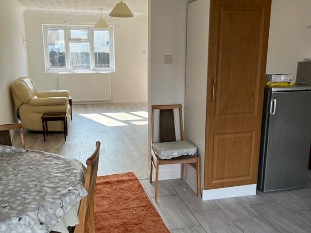 3 Bed Terraced House, Warren Avenue, SO16