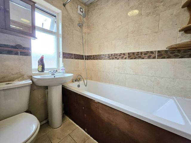 3 Bed Terraced House, Warren Road, LU1