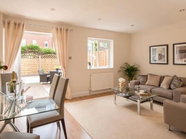 3 Bed Terraced House, Arnott Close, W4