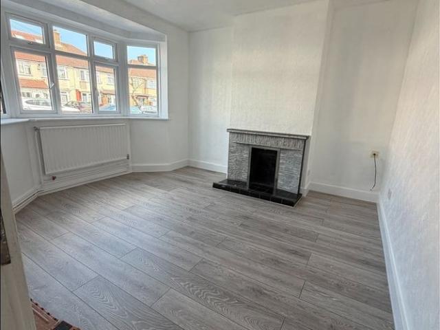 3 Bed Terraced House, Basildene Road, TW4