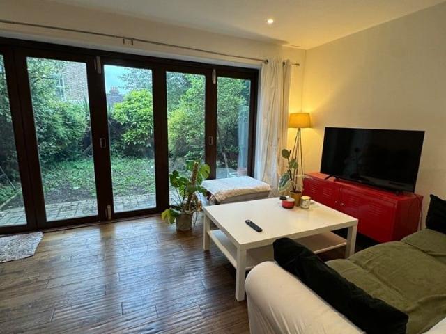 3 Bed Terraced House, Belmont Park Close, SE13