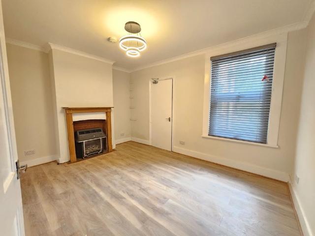 3 Bed Terraced House, Broadway Avenue, CR0
