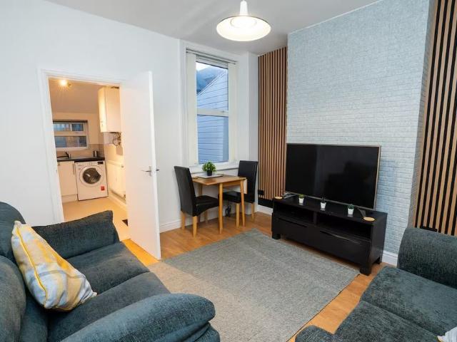 3 Bed Terraced House, Cedar Road, NG7