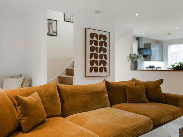 3 Bed Terraced House, Cinnamon Row, SW11