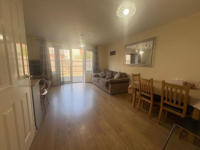 3 Bed Terraced House, Curzon St, RG30