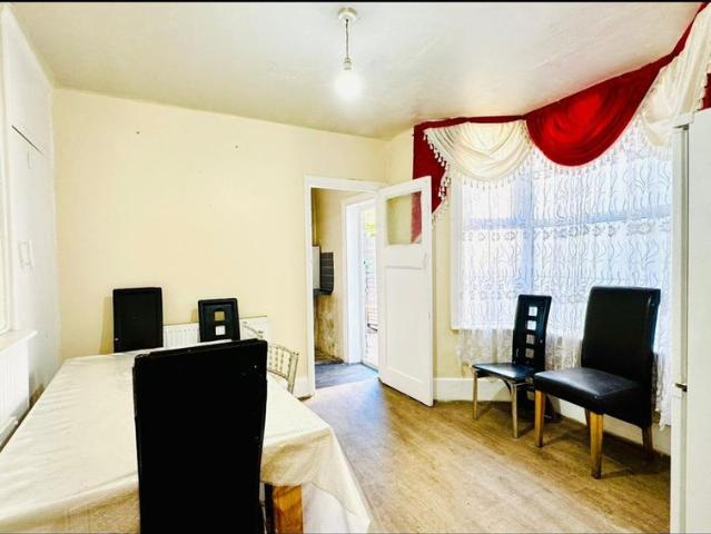 3 Bed Terraced House, De Vere Gardens, IG1